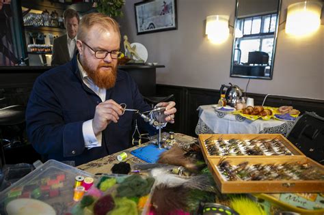 Perhopakki on Varkauden kaupunginjohtajalla aina pakattuna ensimmäisen perhonsa Joonas