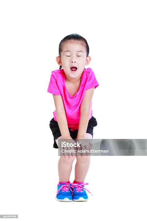 자식 아시아 눈과 오픈 입 닫는 말하는 것입니다 흰색 배경에 고립 4 5세에 대한 스톡 사진 및 기타 이미지 4 5세