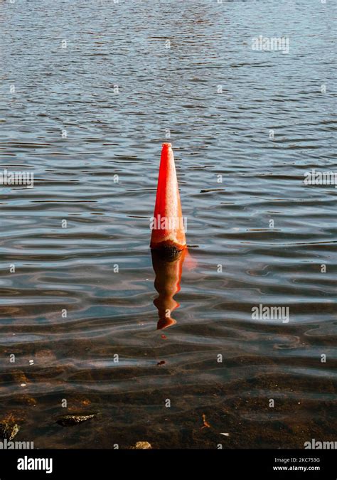 Marcador de medio cono fotografías e imágenes de alta resolución Alamy