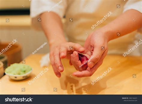 참치 회 접시 손 5378개가 넘는 로열티 프리 라이선스 대상 스톡 사진 Shutterstock