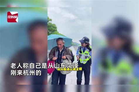 老人雨中撑伞拎行李独自坐路边，女交警上前询问，背后隐情太心酸