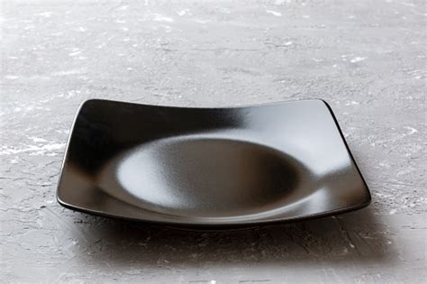 시멘트 배경에 빈 사각형 플레이트의 원근보기 디자인의 빈 공간 0명에 대한 스톡 사진 및 기타 이미지 0명 공란 그릇 Istock