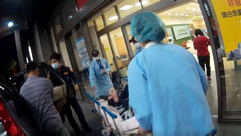 老翁全身癱軟情況危急 「警」急開道助老翁送醫