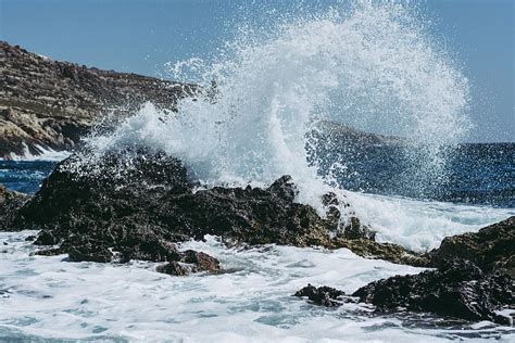 Waves Crashing On The Rocks 1080P 2K 4K 5K HD Wallpapers Free