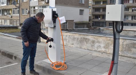 Две зарядни станции за електромобили работят от днес в Разград