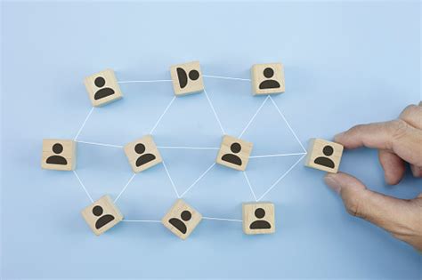 손 남자는 파란색 배경에 사람들 아이콘나무 블로그를 선택 개념에 대한 스톡 사진 및 기타 이미지 개념 개발 개성 개념