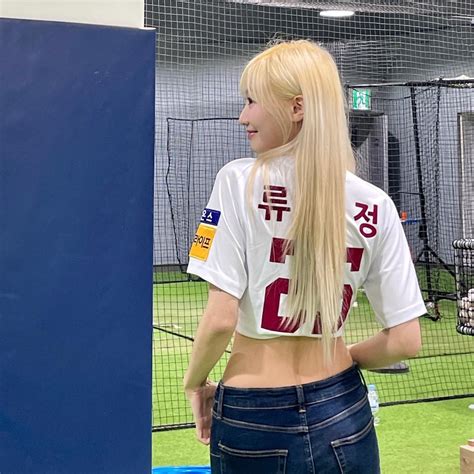 더쿠 크롭 로우라이즈 청바지 가 잘 어울리는 여자아이돌 