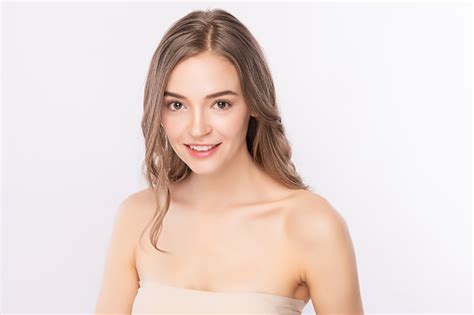 뷰티 우먼 얼굴 초상화 깨끗한 신선한 건강한 피부 얼굴 치료와 아름다운 젊은 여자 화장품 아름다움과 스파 흰색 배경에 고립 건강관리와 의술에 대한 스톡 사진 및 기타 이미지