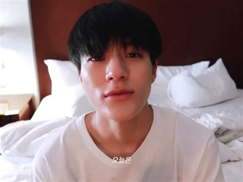 제노 미국에서 며칠 있었는지 헷갈려서 손가락으로 세는거 너무 귀여움 지수 ̎ Tomoyoo93