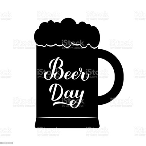 맥주 의 날 서예 손 머그잔에 문자 휴일은 8 월의 첫 번째 금요일에 축하합니다 배너 타이포그래피 포스터 전단지 스티커 엽서 티셔츠 등을 위한 벡터 템플릿 8월에 대한 스톡