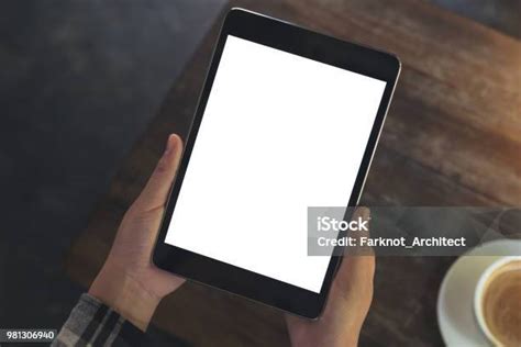 카페에서 커피를 마시는 동안 빈 흰색 바탕 화면 블랙 태블릿 Pc를 들고 여자의 상위 뷰 이랑 이미지 공란에 대한 스톡 사진 및 기타 이미지 Istock