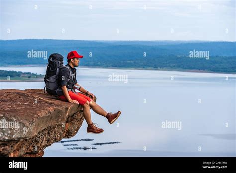 Homme Au Bord Dune Falaise Banque Dimage Et Photos Alamy
