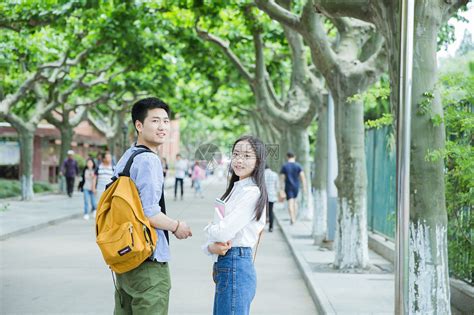 青春男女学生走在校园路上回头高清图片下载 正版图片500392075 摄图网