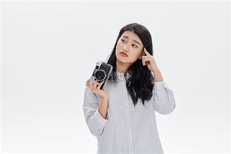 ảnh Trẻ Và Phụ Nữ Cầm Một Máy ảnh Trong Tay Bị đau Khổ Tải Xuống Miễn
