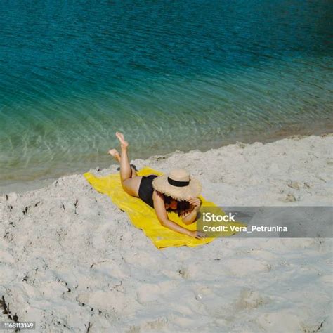 모래 해변에서 일광욕을 하는 노란 담요에 누워 있는 여자 관광에 대한 스톡 사진 및 기타 이미지 관광 노랑 누워있기 Istock