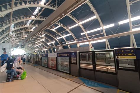 Foto Minim Tempat Duduk Di Peron Stasiun Lrt Tmii Penumpang Perlu Ditambah Karena Ramai Peminat