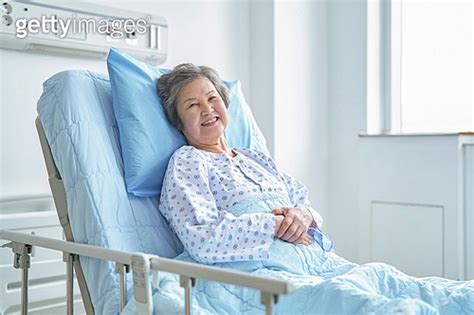 노인 성인 노인여자 성인여자 환자 질병 건강이상 병원 의료시설 의학 과학 미소 이미지