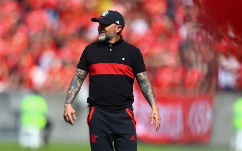 Vídeo Por Muito Pouco Jorge Sampaoli Não Jogou Uma Garrafa De água