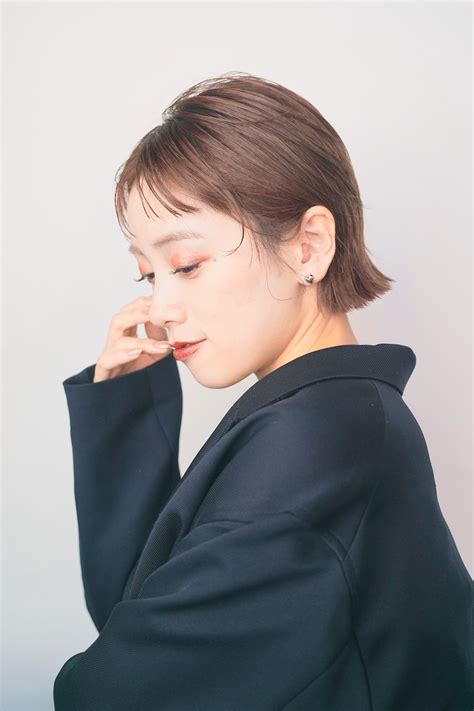 【美容師のヘアスタイル撮影】ピンクブラウン×タイトに耳掛け外ハネミニボブ 横浜鶴ヶ峰美容室 Enx