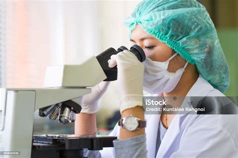 과학자는 실험실 개념 과학 및 기술에 현미경을 사용 하 여 Dna에 대한 스톡 사진 및 기타 이미지 Dna Stem 주제 건강 검진 Istock