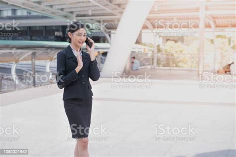 아시아 비즈니스 여자 미소 휴대 전화 사업의 성공에 대해 얘기 하 고 텍스트 위한 공간을 복사 비즈니스에 대한 스톡 사진 및