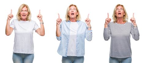 흰색 절연된 Backgroud 통해 아름 다운 중 년 금발 여자의 콜라주 놀라게 했 고 올려 손가락으로 가리키는 그리고 팔 놀 랐 어 요 가리키기에 대한 스톡 사진 및 기타