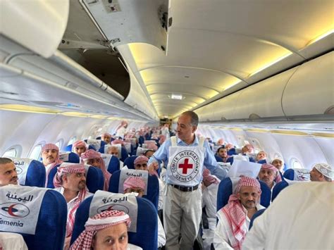 بالصور والفيديو مغادرة 250 أسيرًا حوثيًا لمطار صنعاء من مطار أبها على