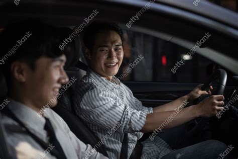 라이프스타일 주제 자동차 교통수단 인조물건 운전 운전 움직이는활동 운전사 운송직업 대리운전 카셰어링 공유 이미지 Jv11935750
