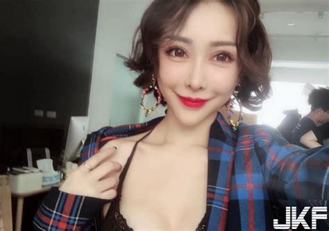 【捕鱼王】真的好像明日花！性感女郎龔映璇「蕾絲美乳」好誘惑，修長美腿讓人煞不住車～ 捕鱼王中文网