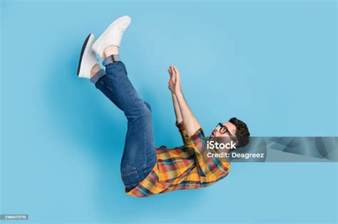 충격받은 젊은이의 전체 크기 프로필 초상화 떨어지는 파리 고립 된 파란색 배경 35 39세에 대한 스톡 사진 및 기타 이미지 35 39세 Omg 검정 머리 Istock