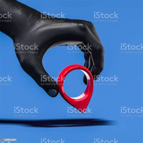 파란색 배경에 고립 된 빨간색지도 핀 지오 태그를 들고 현실적인 검은 인간의 손 3d 렌더링 관광에 대한 스톡 사진 및 기타
