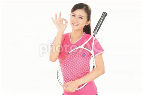 テニスラケットを持つ女性 No 24593056｜写真素材なら「写真ac」無料（フリー）ダウンロードok