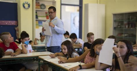 대면 수업 첫날 공부하는 그리스 초등학생들