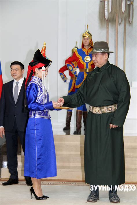 Фото Хөдөлмөрийн баатар хоёр Ардын цолтон дөрөв төрлөө