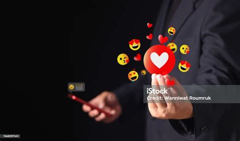 마음을 잡고 있는 남자 소셜 미디어의 사랑 이모티콘 애정과 연결의 상징적 개념 이모티콘에 대한 스톡 사진 및 기타 이미지