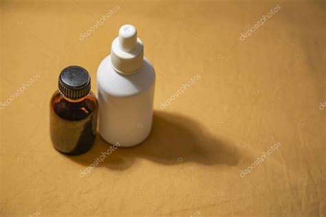 Líquido médico a base de alcohol para desinfectar heridas en frascos