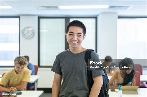 Photo Libre De Droit De Élève Du Secondaire Masculin Confiant Banque D