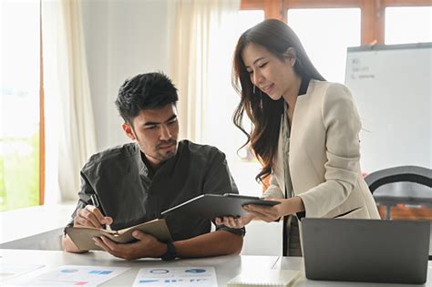 회의실에서 연구 계획 비즈니스 전략 차트 그래프 인포 그래픽 데이터 재무 보고서에 대해 함께 일하는 전문 사업가 검사 보기에 대한 스톡 사진 및 기타 이미지 Istock