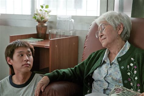 말기 암 할머니 돌보는 손자 특별할 것 없어 보이는 영화의 탁월함 오마이스타