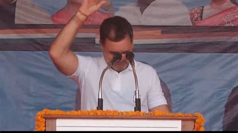 In Deoria Rahul Gandhi Spilled Water On His Head From A Water Bottle