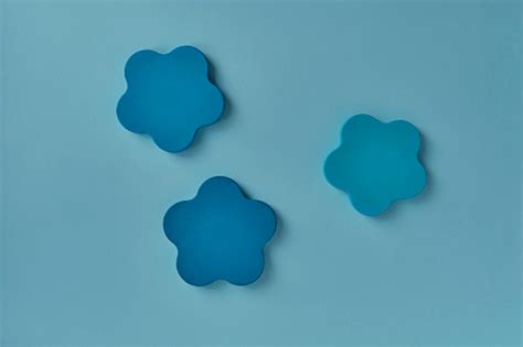 꽃의 형태로 그려진 파란색 나무 둥근 평평한 물체 3 개 플랫 레이 구성 0명에 대한 스톡 사진 및 기타 이미지 0명 3