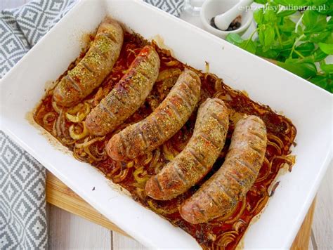 Biała kiełbasa pieczona z cebulą prosty i sprawdzony przepis