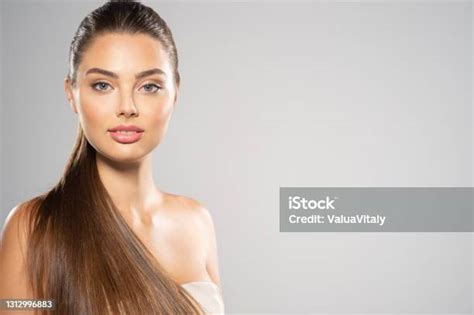 긴 머리를 가진 아름다운 여자의 초상화 아름다운 머리와 젊은 갈색 머리 모델 흰색 배경에 고립 깨끗한 신선한 피부를 가진 어린 소녀 Od 얼굴 20 24세에 대한 스톡 사진