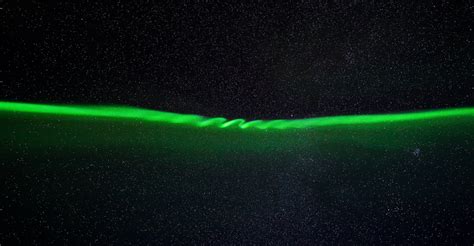 Phénomène rare des aurores boréales en forme de vagues dans le ciel