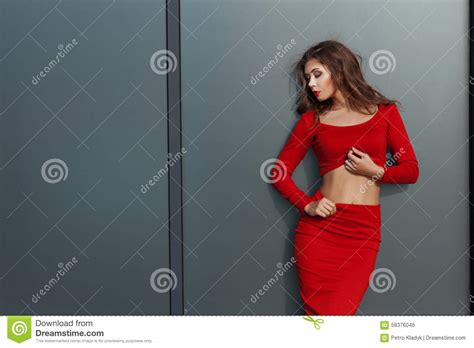 Красивая девушка с глазами закрыла в красном костюме Стоковое Фото изображение насчитывающей