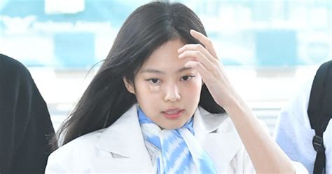 머리 쓸어 넘기는 제니 포토
