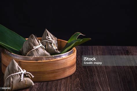 종지 용보트 축제 축하를위한 나무 테이블 검은 복고풍 배경에 증기선에 중국 쌀 교자식만두 종지 닫기 복사 공간 0명에 대한 스톡