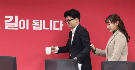 김예지 의원과 함께 입장하는 한동훈 비대위원장