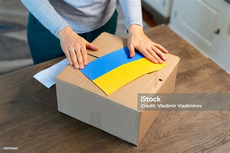 알아볼 수 없는 사람이 기부 상자를 닫고 있습니다 우크라이나에서 도움이 필요한 사람들을 위한 도움말 우크라이나에 대한 스톡 사진