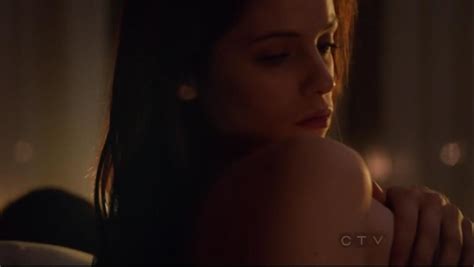 Jessica De Gouw Nue Dans Arrow
